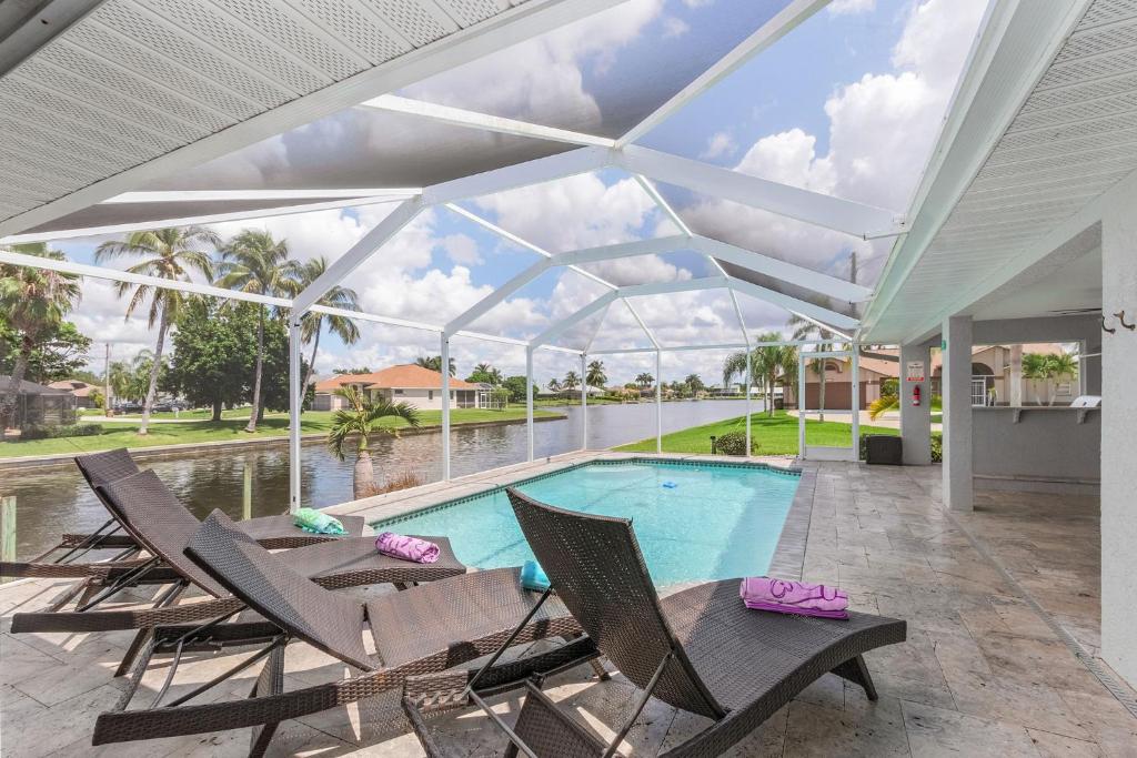Luxury Villa on Freshwater Lake with Heated Pool Villa Mohave Lake ...