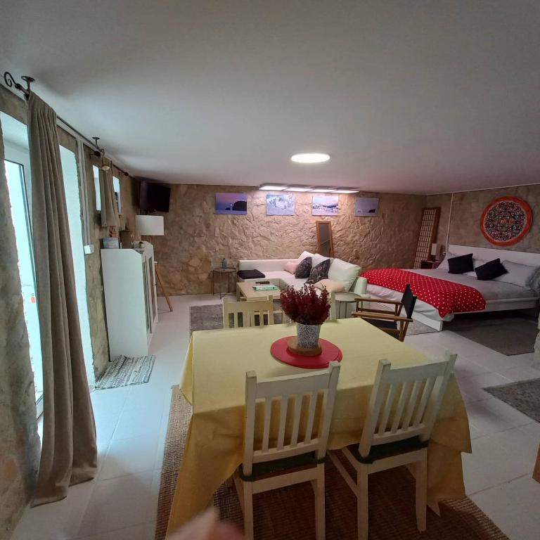 The Hideaway studio apartment, Nazaré (updated prices 2024)