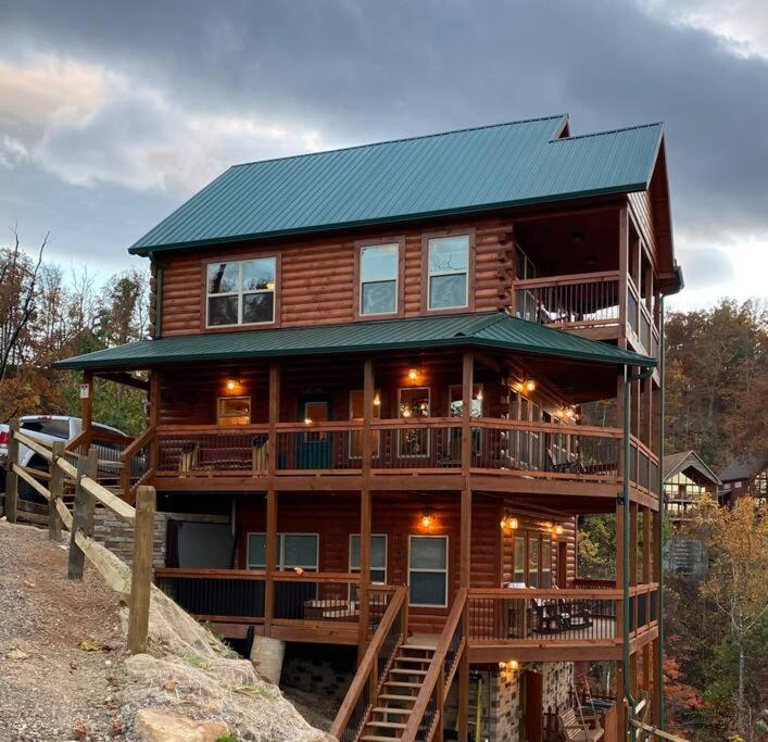 Holiday home Beautiful 3 story cabin 5 minutes from Dollywood ...