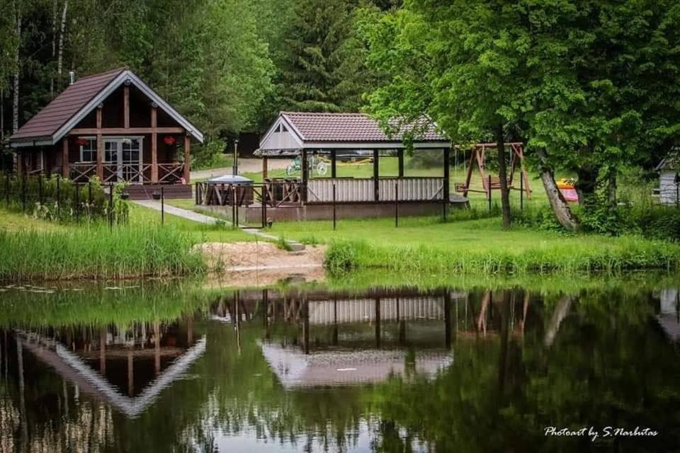 Rąstinis namelis dviems prie ežero, Jonava – opdaterede priser for 2023