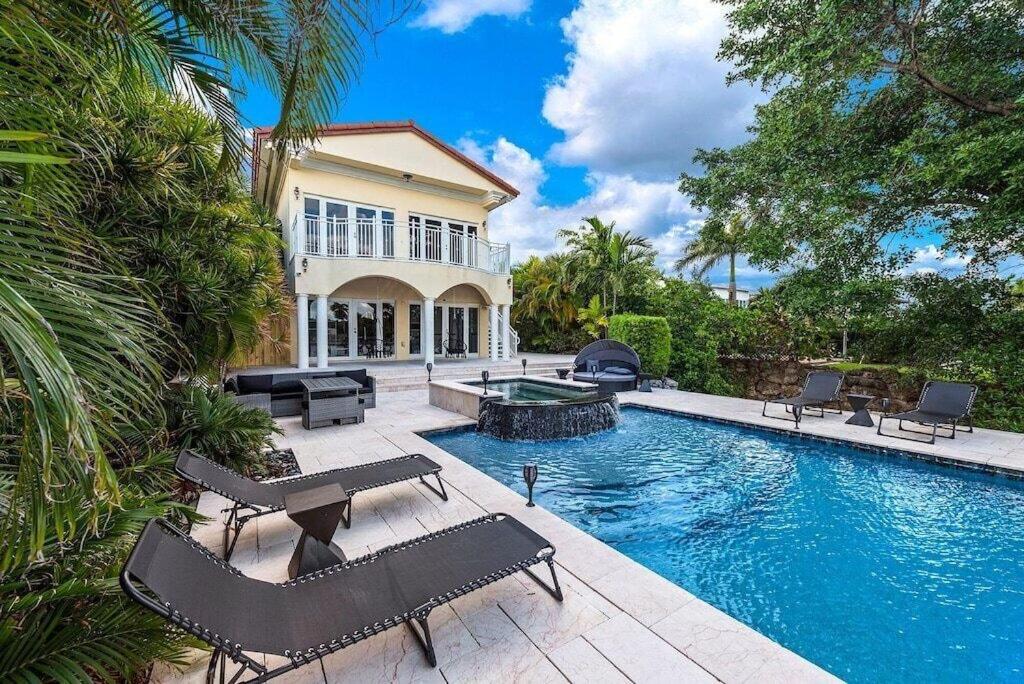 Hollywood Luxurious Waterfall Villa with Incredible views, Hollywood ...