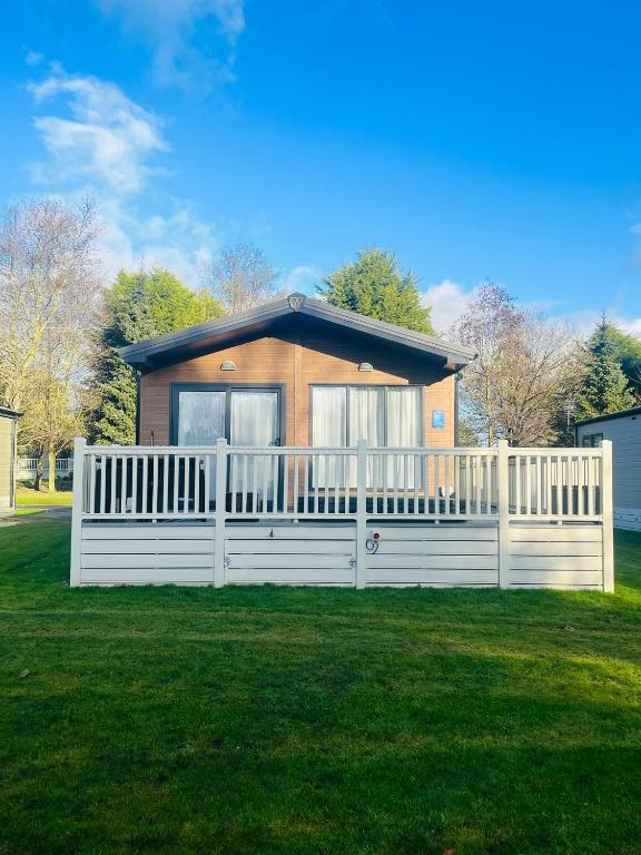 Bushmills Lodge with Hot Tub, Thornton (updated prices 2025)