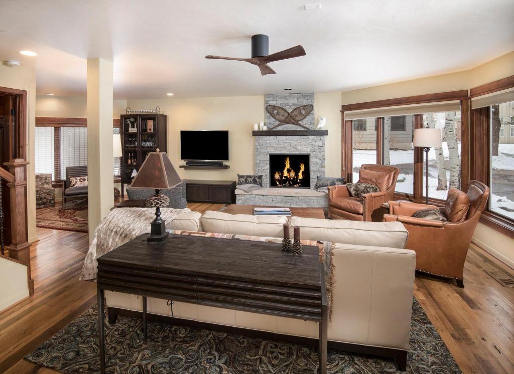 Stonebridge Townhomes unit 9, Avon (updated prices 2025)