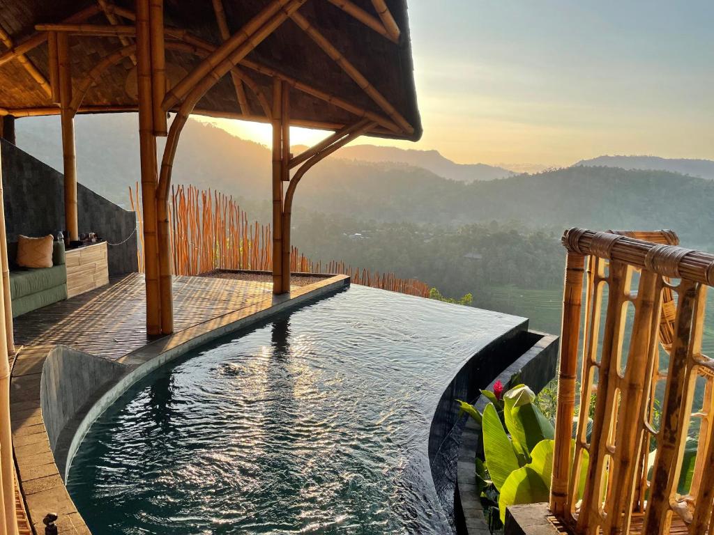 Dreamy Cliffside Bamboo Villa with Pool and View, Klungkung ...