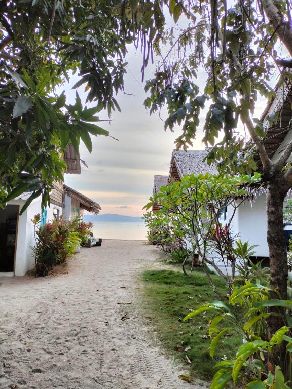 Sand Terrace Beach Bungalows, Ban Tai (updated prices 2025)