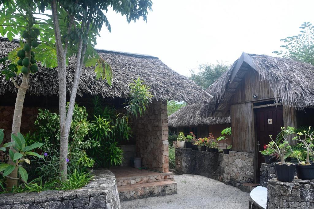 Lualemba Bungalow Resort, Nembrala (updated prices 2025)