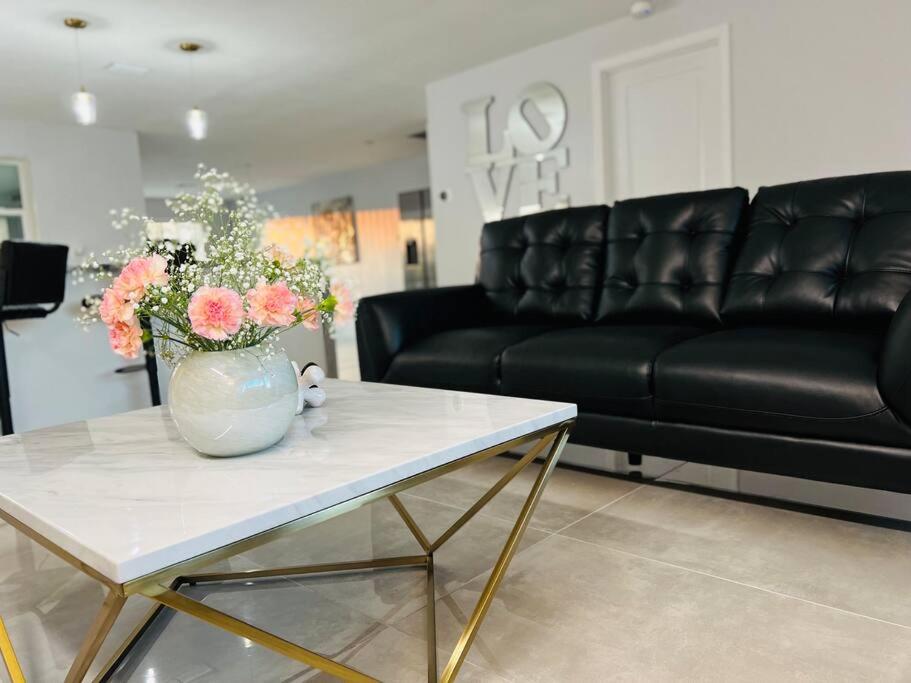 Beautiful and modern 3B/2B house with canal access., Cape Coral ...