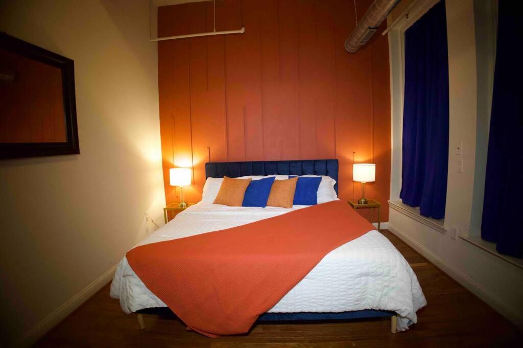 Lux Loft w/ King Bed & Jacuzzi Inner Harbor, Балтимор (актуальные цены ...