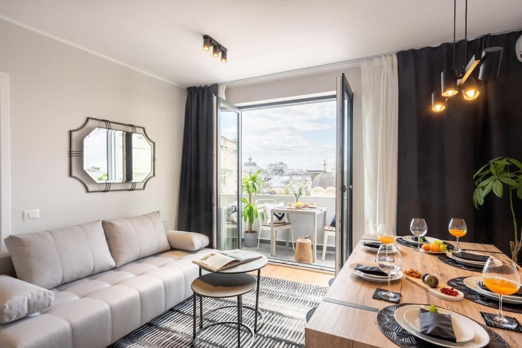 Stunning Views 2BR Midtown Flat - Charming Balcony, Bucharest (updated ...