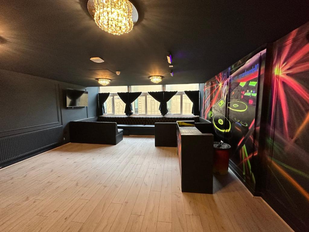 Unique city centre DJ apartment - sleeps 20, Liverpool (updated prices ...