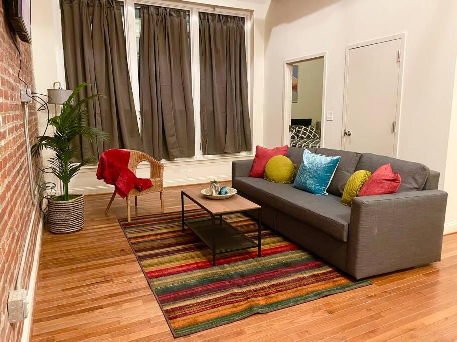 Inner Harbor Loft w/ Jacuzzi + Fast Wifi, Baltimore (updated prices 2025)