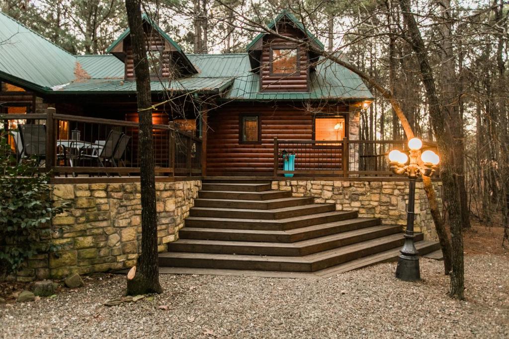 Leaping Lizard Lodge 4 bdrm 3 and a half Bth, Hot tub, Fireplaces ...