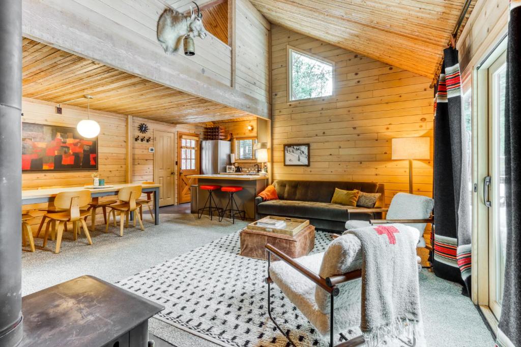 Дом для отпуска 70s Modern Cabin (США Black Butte Ranch) - Booking.com