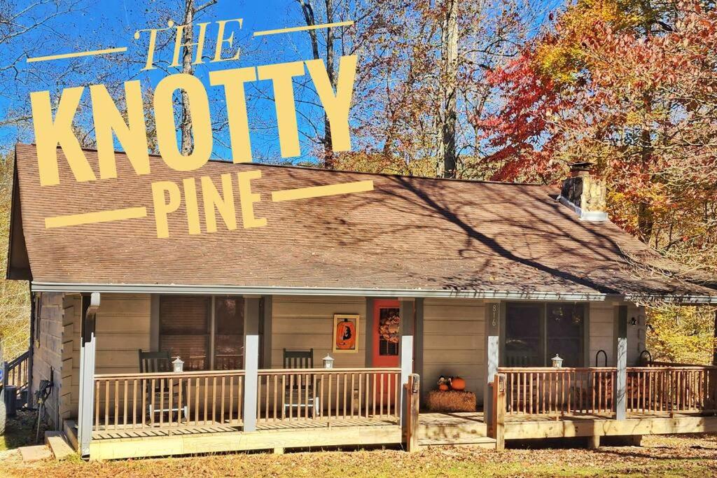 The Knotty Pine - Riverfront 3 Bedroom 2 Bath Cabin with Fireplace（エリ ...