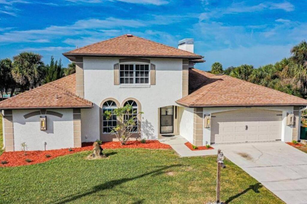 NEW Bijou Waterway Getaway- 3bed, Pool, Dock, Loft, Port Charlotte ...