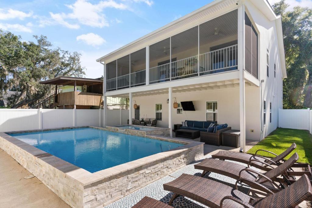 Beach Chickens - 1019 Mallery Street, Mallory Park (updated prices 2025)