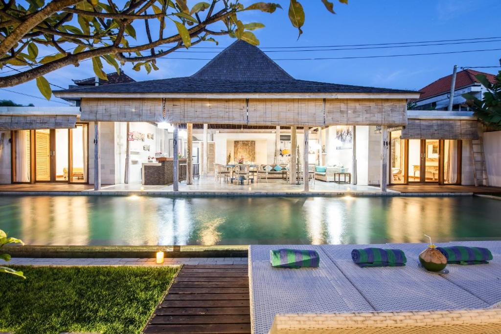 Lovely Canggu 4BR Private Pool Villa with Sundeck! 10mins Ride to Beach ...