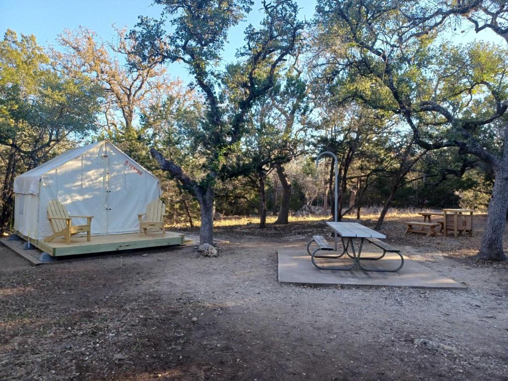 Cort de lux Tentrr State Park Site - Texas Guadalupe River State Park ...