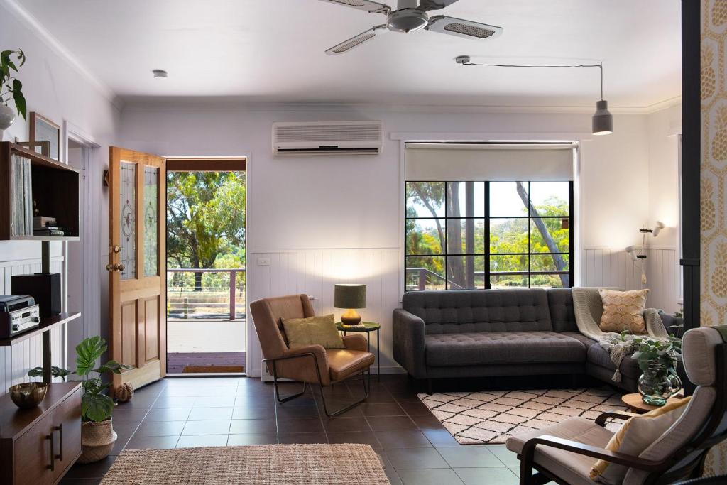 The Bach- dog friendly with lovely bush views, Hepburn (updated prices ...