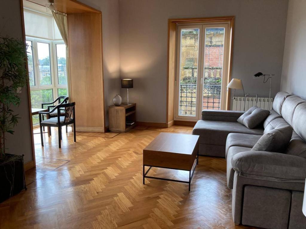 Central Flat With River Views - Donostia-San Sebastian