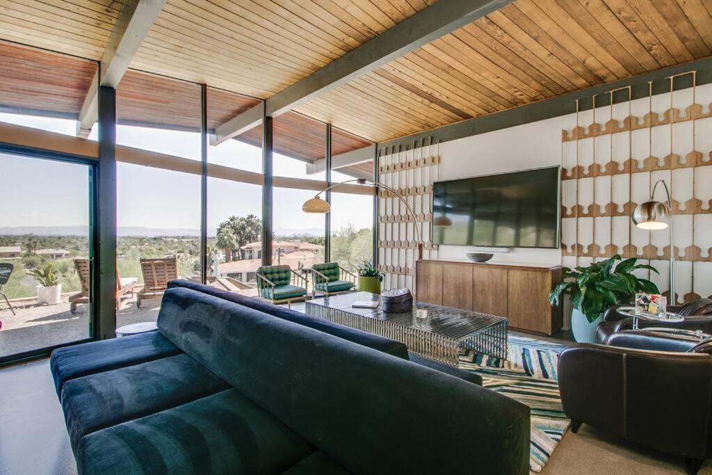 Luxury Hillside Mid Century Modern w Amazing Views Spa and Pool ...