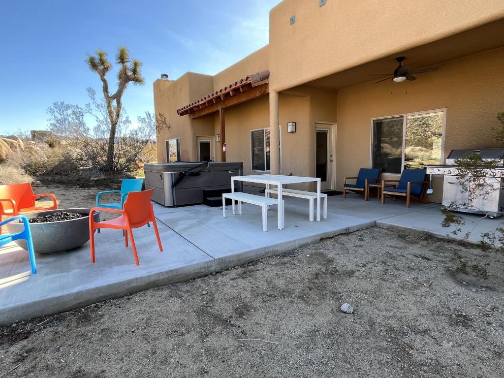 Casa Tortuga - Hot Tub, Fire Pit, Grill & JTNP! home, Joshua Tree ...
