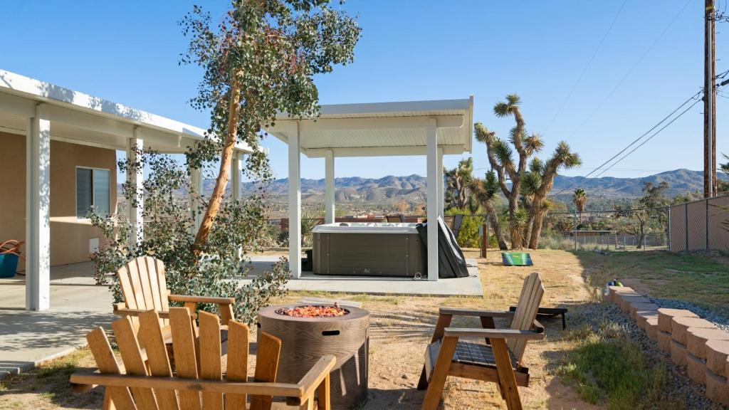 Hillside Desert House - Hot Tub, Fire Pit and BBQ! home, Yucca Valley ...