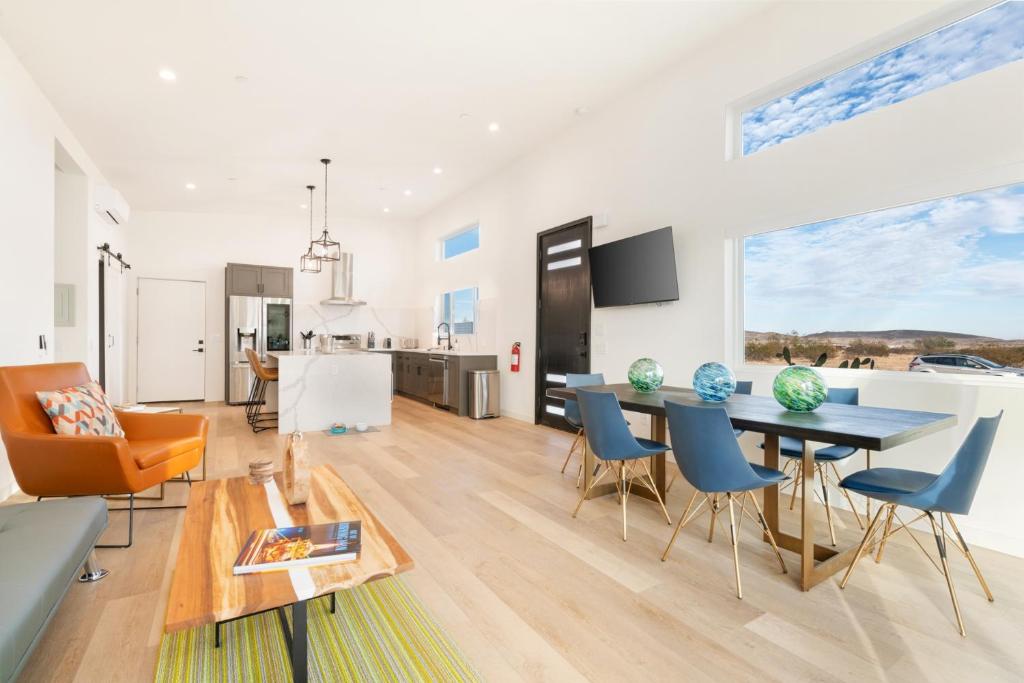 Sun Oro Joshua Tree - Hot Tub, BBQ, Fire Pit & Gameroom home, Joshua ...