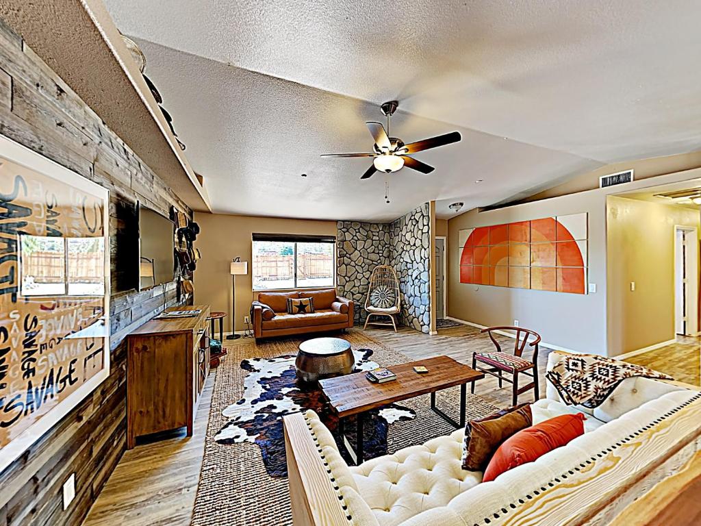 Rawhide Ranch - Walk to Pappy and Harriet's with Hot Tub! home, Yucca ...