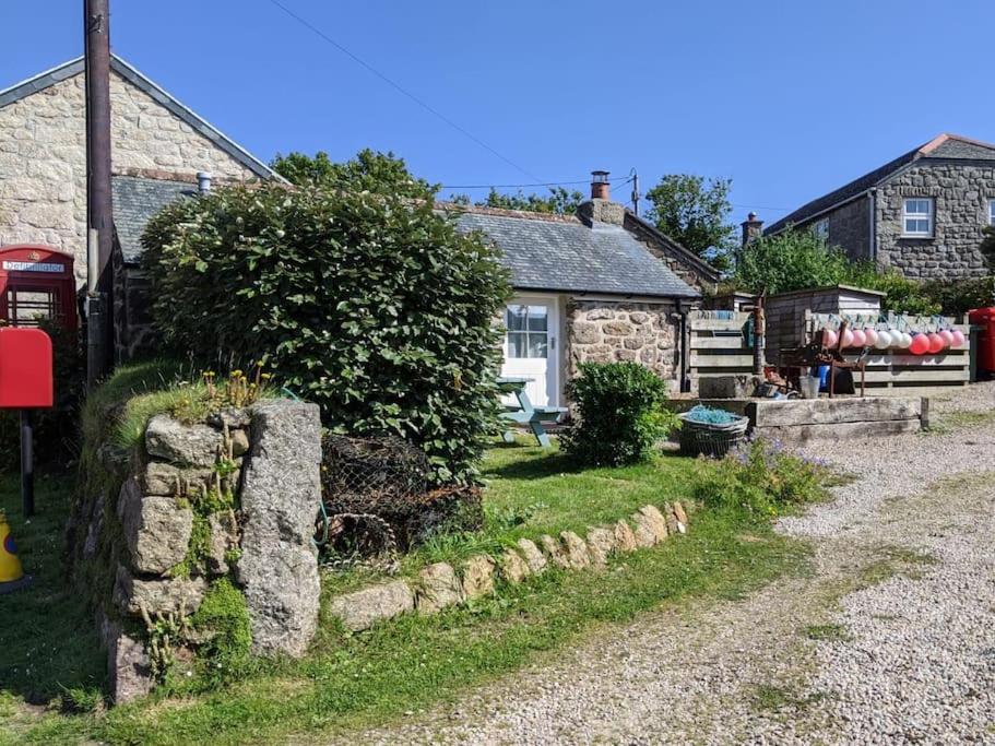 Little barn near Treen Cliffs and beach, Saint Levan (updated prices 2025)