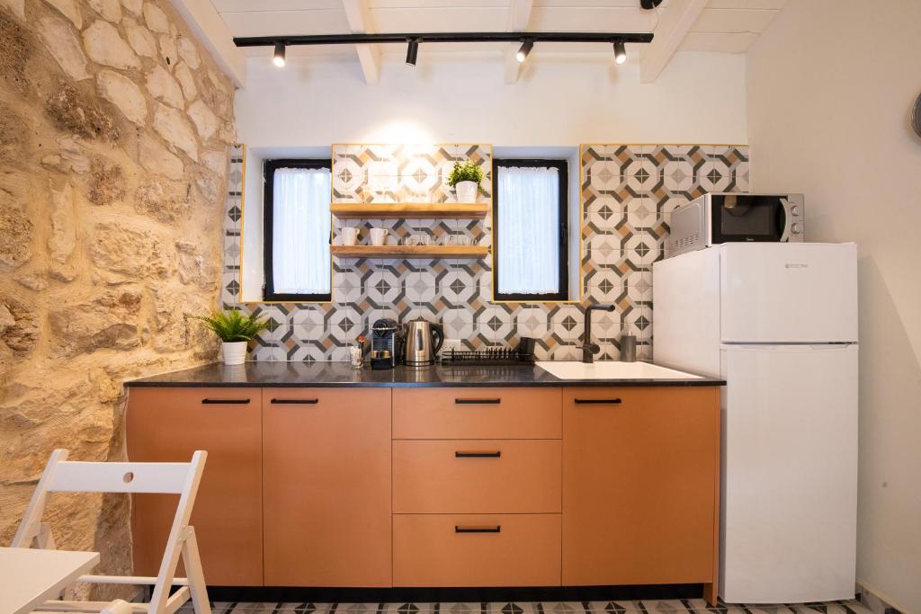 PORT CITY HAIFA - Vintage 1 Bdrm Garden next to Rambam, Haifa ...