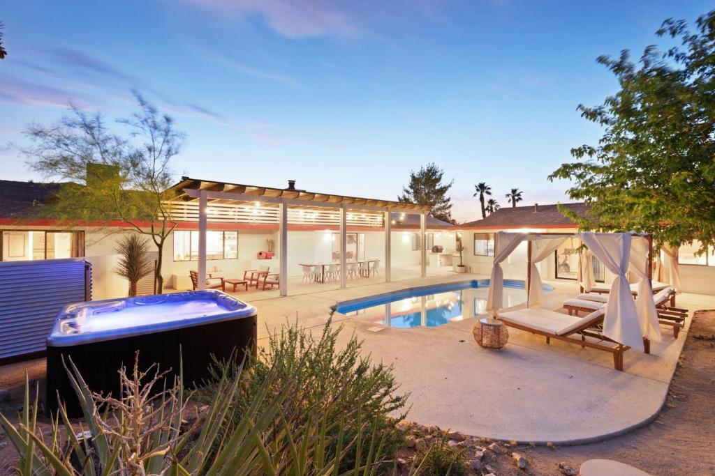 Casa Coyoacan - Pool, Hot Tub, Fire pit & more! home, Yucca Valley ...