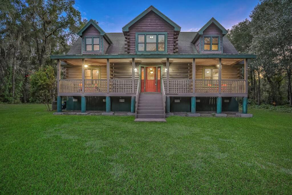 Cozy 4BR Cabin on 11 acres with pool, BBQ & patio!, Florahome (updated ...