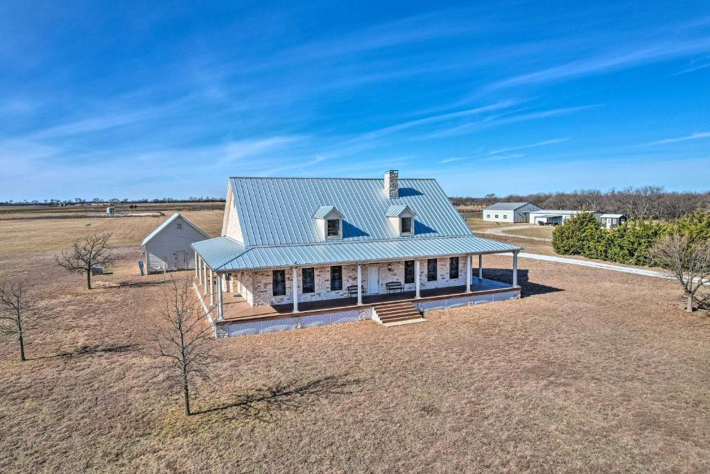 8 Mi to White Rock Lake Spacious Krum Home, Krum (aktualisierte Preise für 2025)