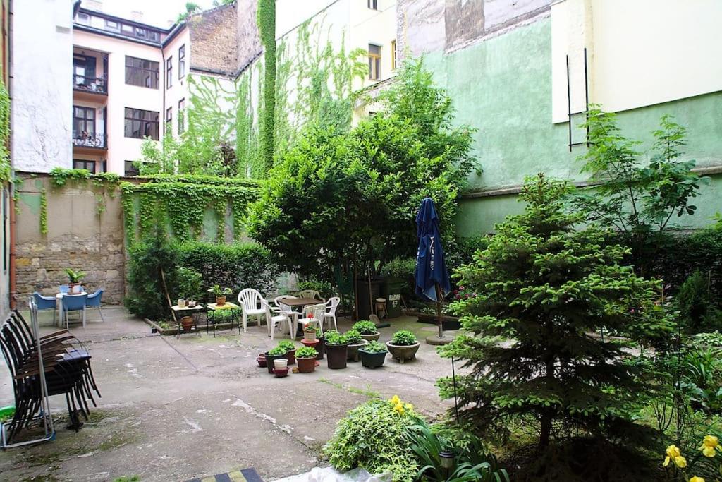 Ráday street - Your own ruin pub in Budapest, Budapeste (preços ...