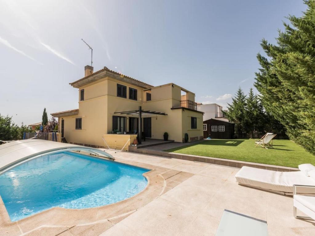 Chalet con Jardín y Piscina Privada 4hab (España Colmenarejo) - Booking.com