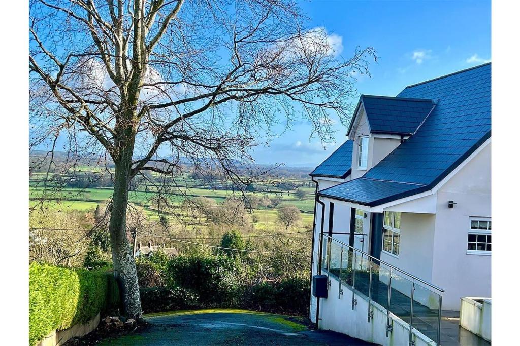 Cottage with stunning views and hot tub, Pant (updated prices 2025)