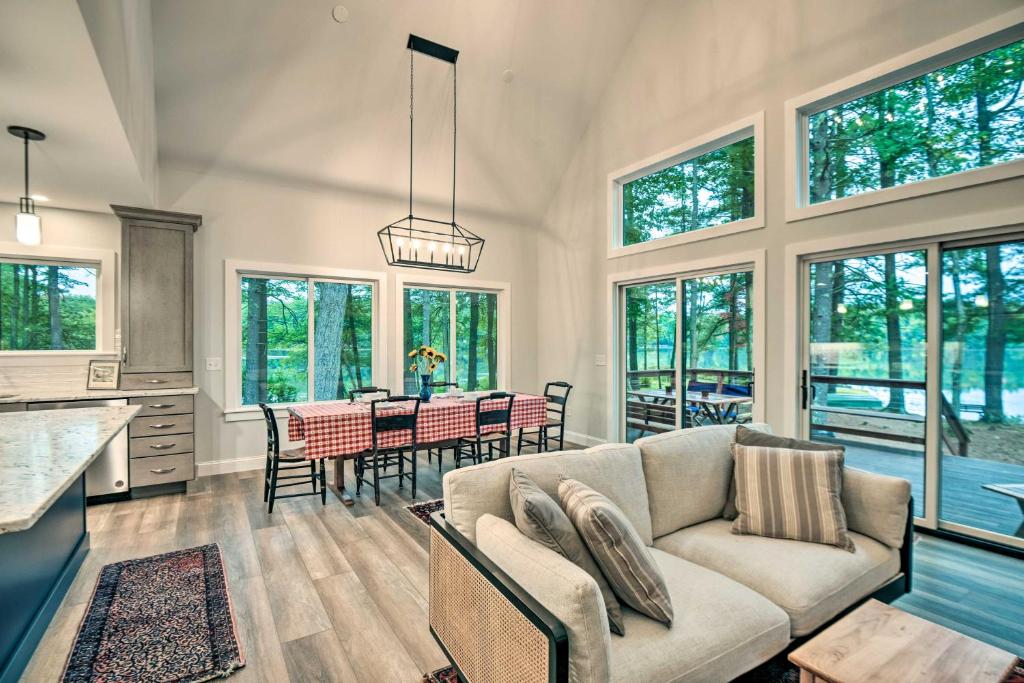 Modern Francestown Retreat on Scobie Pond!, Francestown (updated prices ...