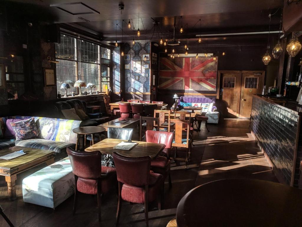 The Walrus Bar and Hostel, London (updated prices 2025)