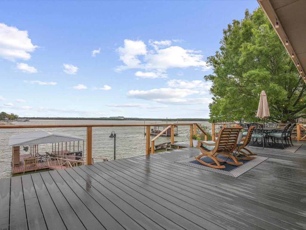NEW! Renovated Lakefront Getaway - Dock & Deck, Runaway Bay (updated ...
