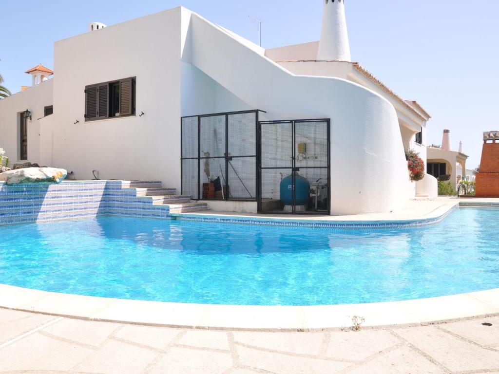 A lovely 3 bedroom Villa with private pool and gardens close to ...