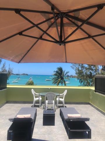 Ocean-view penthouse with roof terrace, Grand Baie, Waterside complex ...