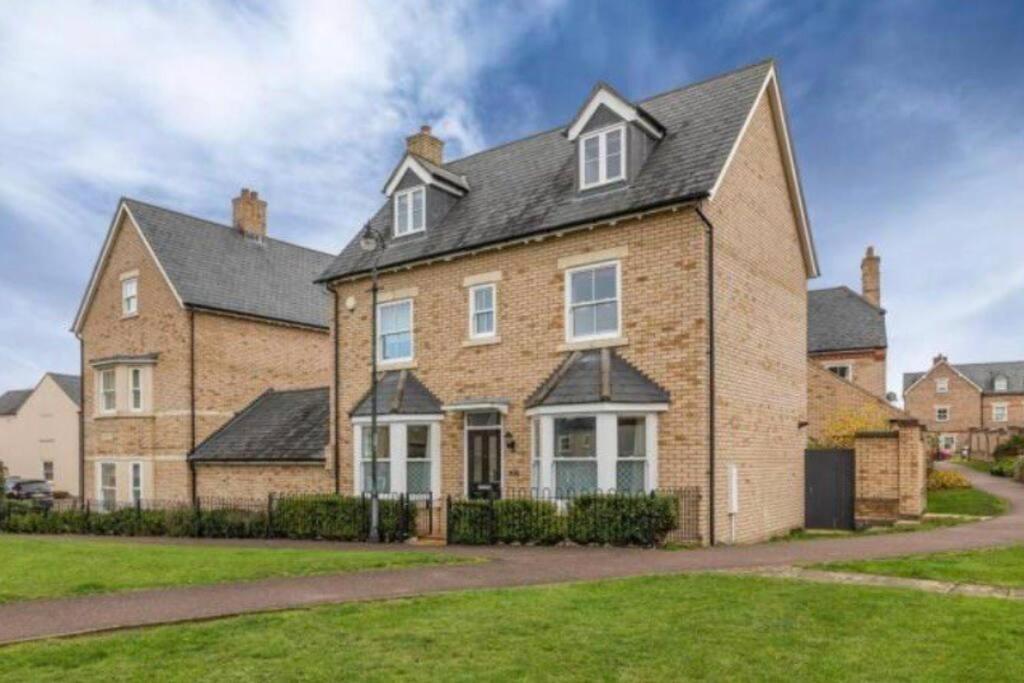 Detached family house with private garden. - SuiteTrails