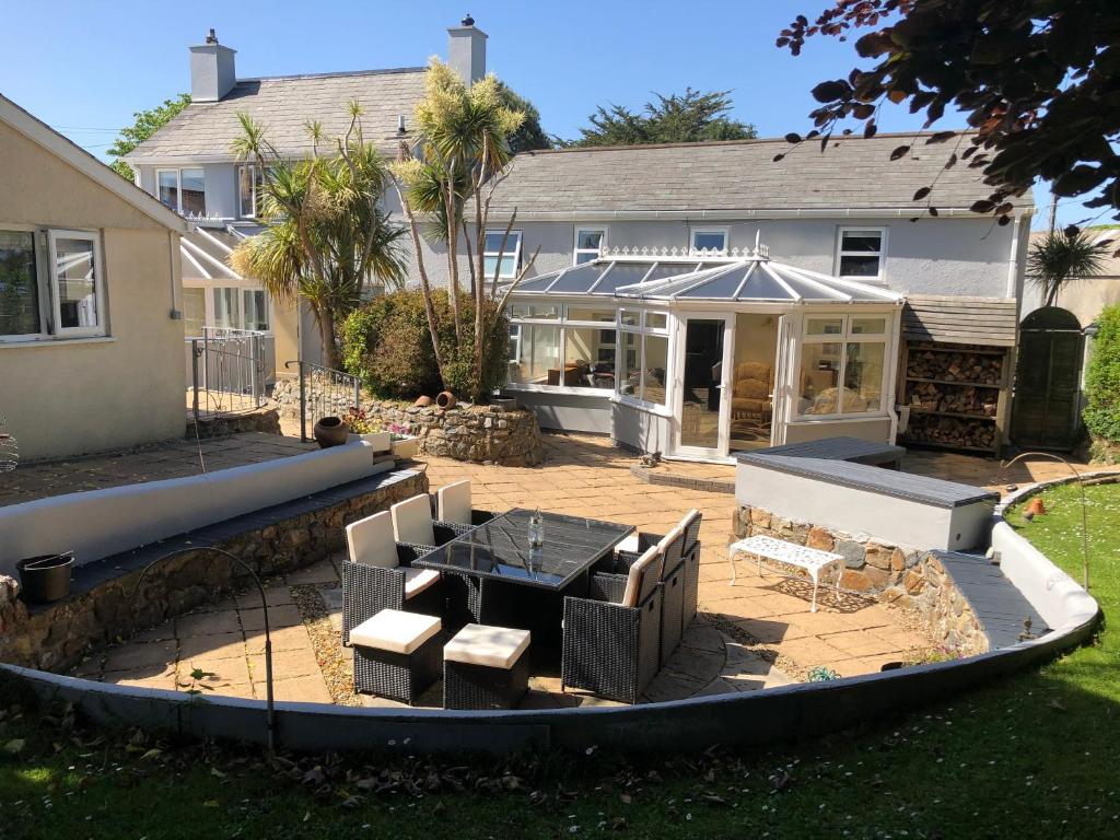 Large Family House - sleeps 10. Central Location. 15 mins from coast ...