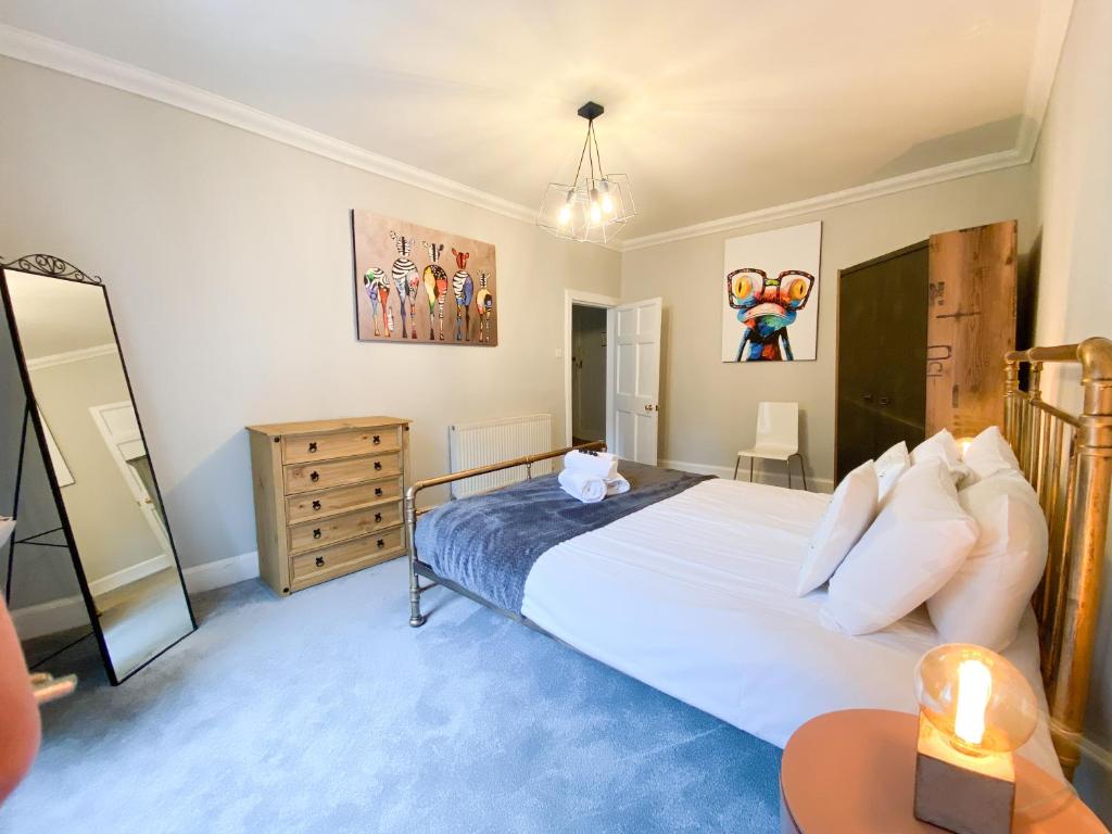 Rose Street's Hidden Treasure- 2Bed Newly Refurbished Apt, Edinburgh ...