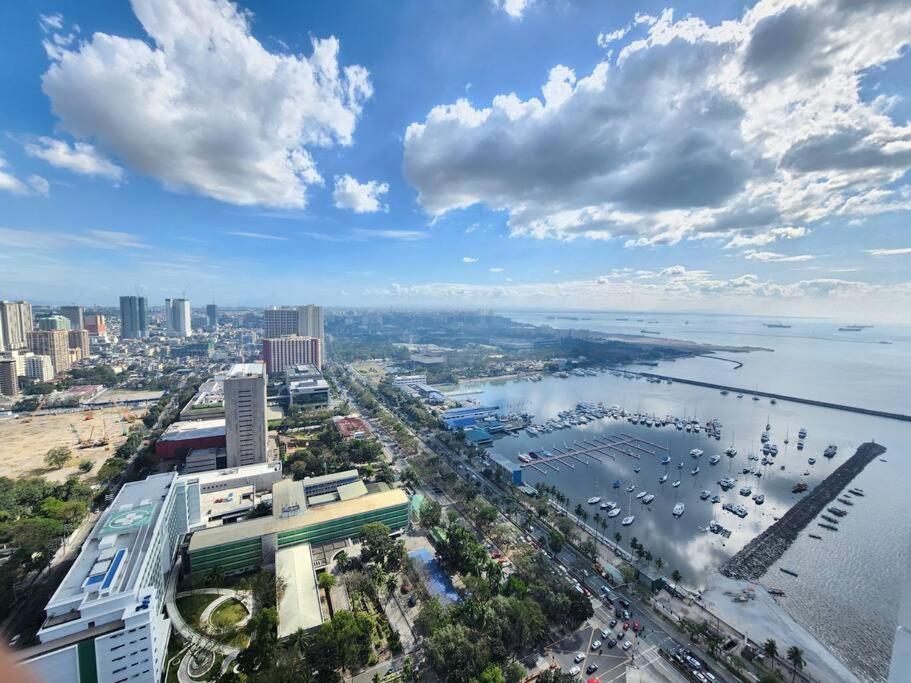 1BR w/balcony GORGEOUS Manila Bay Sunset and Yacht Club View, Manila ...