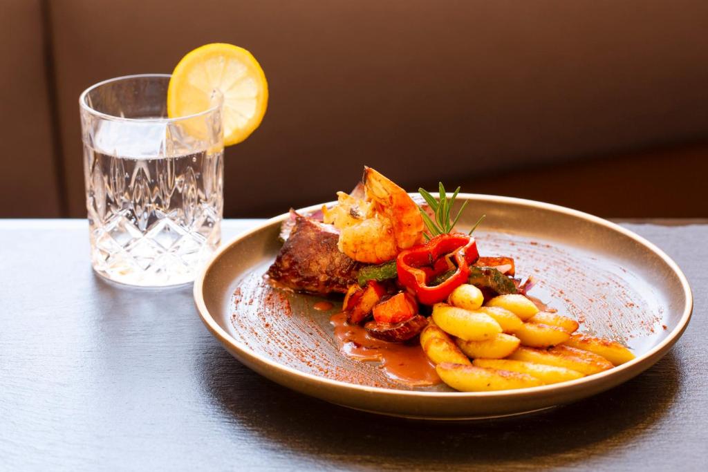 Hotel & Boarding House Schlosserwirt, Mering (updated prices 2025)