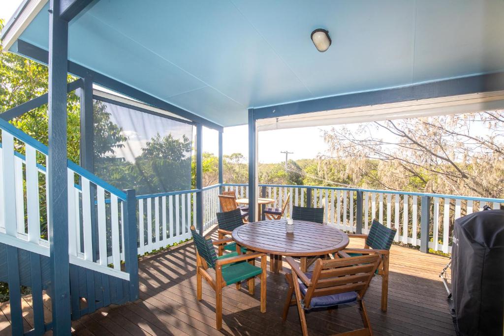 The Blue House - 100M TO BEACH, PET FRIENDLY, BIG HOUSE, SLEEPS 8 ...