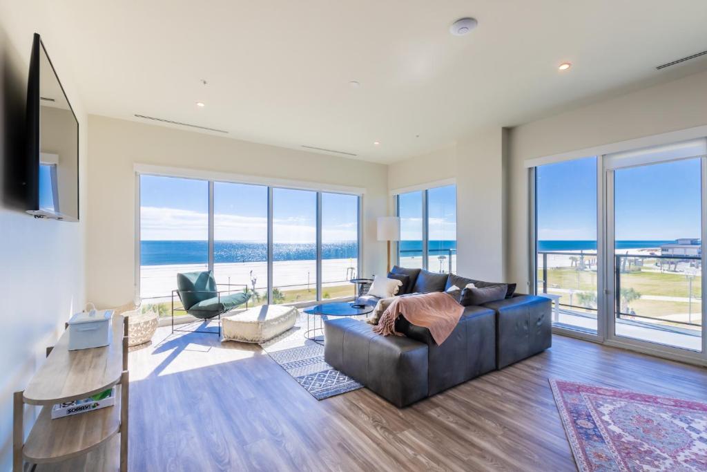 Luxury 4 BR Beachfront Condo with Rooftop Pool Next to the Hangout! GP ...