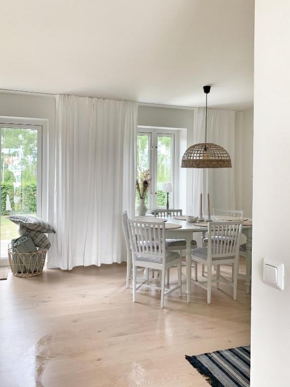 Boende med pool och tennisbana i familjevänligt område, Torekov ...